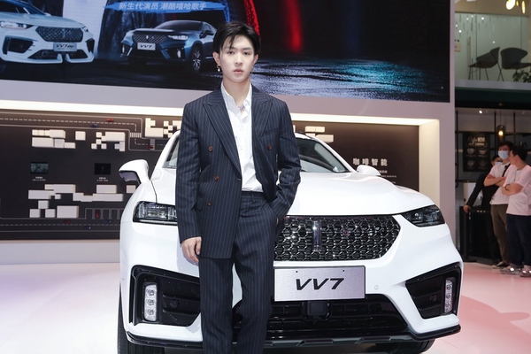 马伯骞现身广州车展，化身VV7家族潮智主理人演绎“角色骞变”人生_三联生活周刊
