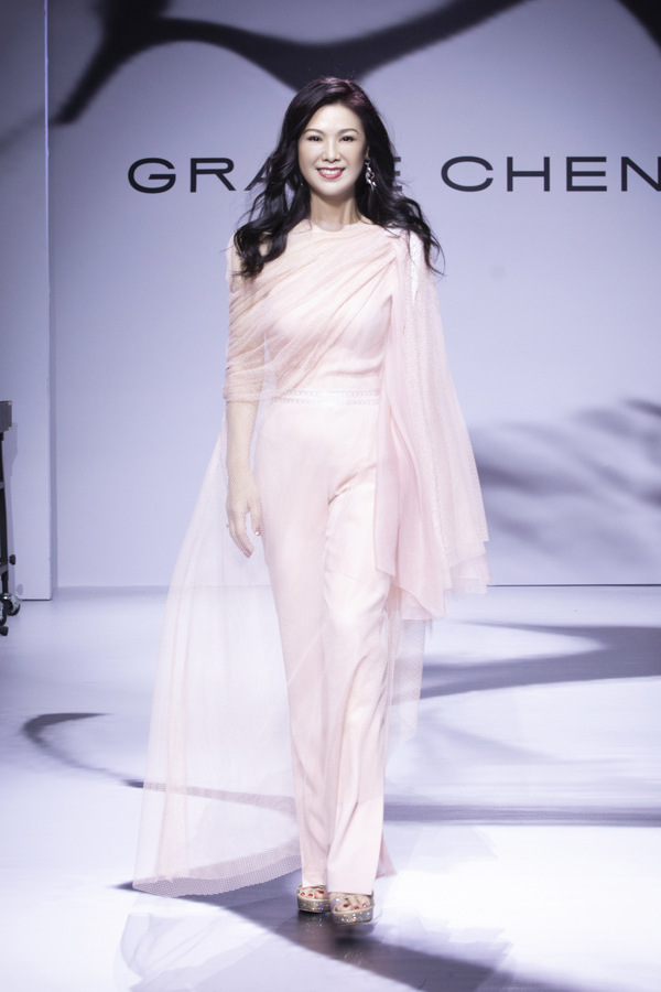 GRACE CHEN2022早春“书”系列发布：“柔软毛笔”原来是“利剑出鞘”_三联生活周刊